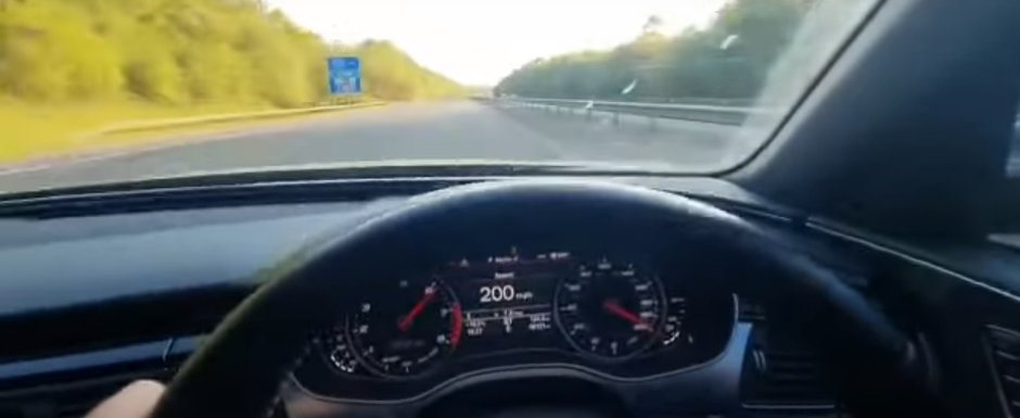 Politia cauta un sofer care s-a filmat in timp ce conducea cu 323 km/h ... Politia cauta un sofer care s-a filmat in timp ce conducea cu 323 km/h ...